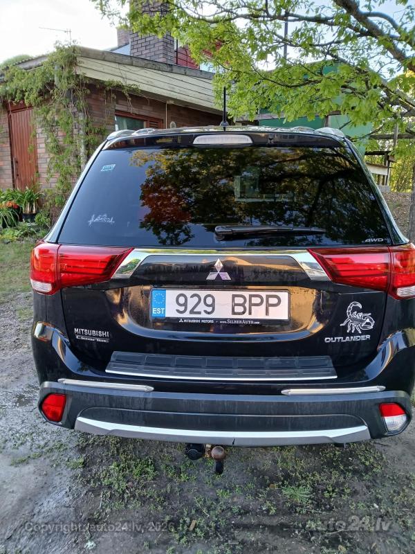 Black Mitsubishi Outlander 2015 in Tallinn, with an engine capacity of 2.00 L and mileage of 246 thousand km for 11111 €, photo 10 on AUTOMOTO.COM.LV