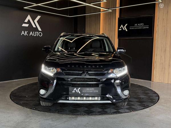 Black Mitsubishi Outlander 2015 in Kaunas, with an engine capacity of 2.00 L and mileage of 157 thousand km for 14499 €, photo 4 on AUTOMOTO.COM.LV
