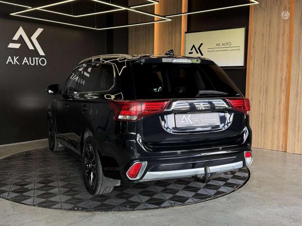 Black Mitsubishi Outlander 2015 in Kaunas, with an engine capacity of 2.00 L and mileage of 157 thousand km for 14499 €, photo 9 on AUTOMOTO.COM.LV