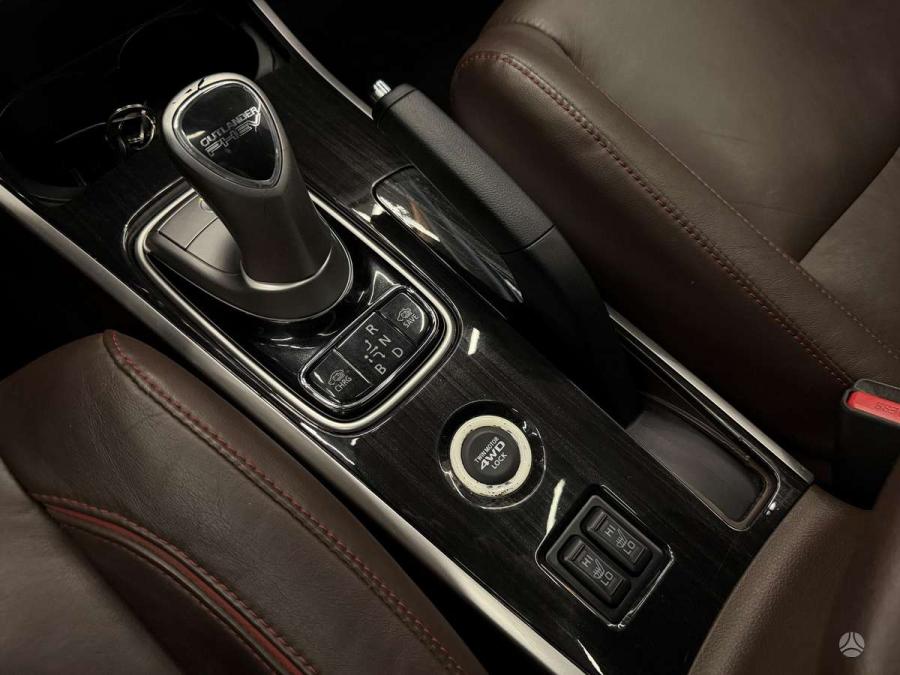 Melns Mitsubishi Outlander 2015 Kauņa, ar dzinēja tilpumu 2.00 L un nobraukumu 157 tūkst. km par 14499 €, foto 21 vietnē AUTOMOTO.COM.LV