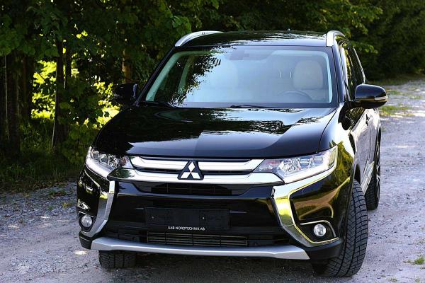 Black Mitsubishi Outlander 2015 in Kretinga, with an engine capacity of 2.20 L and mileage of 205 thousand km for 9799 €, photo 1 on AUTOMOTO.COM.LV