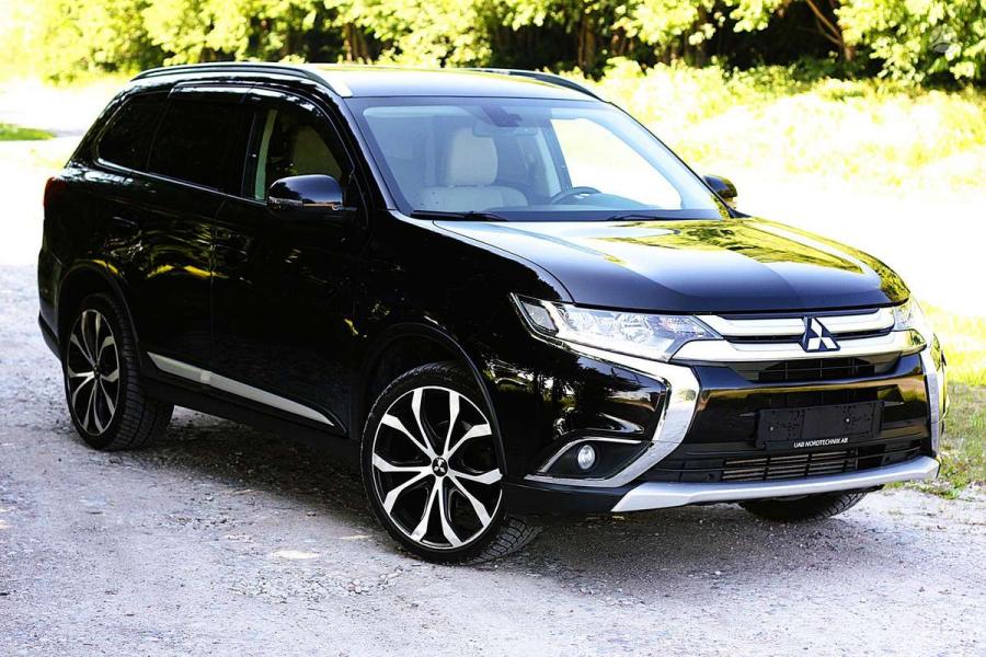 Black Mitsubishi Outlander 2015 in Kretinga, with an engine capacity of 2.20 L and mileage of 205 thousand km for 9799 €, photo 5 on AUTOMOTO.COM.LV