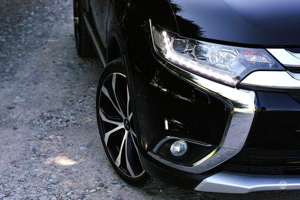 Black Mitsubishi Outlander 2015 in Kretinga, with an engine capacity of 2.20 L and mileage of 205 thousand km for 9799 €, photo 5 on AUTOMOTO.COM.LV