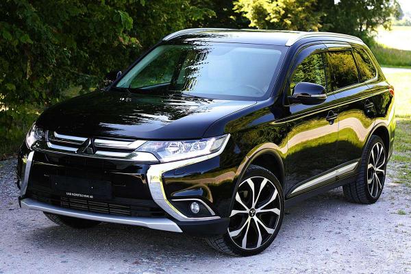 Black Mitsubishi Outlander 2015 in Kretinga, with an engine capacity of 2.20 L and mileage of 205 thousand km for 9799 €, photo 7 on AUTOMOTO.COM.LV