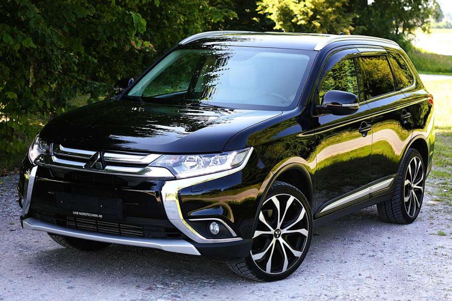 Black Mitsubishi Outlander 2015 in Kretinga, with an engine capacity of 2.20 L and mileage of 205 thousand km for 9799 €, photo 8 on AUTOMOTO.COM.LV