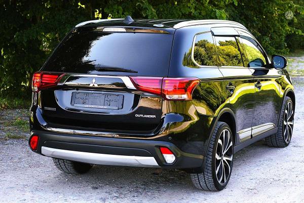 Black Mitsubishi Outlander 2015 in Kretinga, with an engine capacity of 2.20 L and mileage of 205 thousand km for 9799 €, photo 8 on AUTOMOTO.COM.LV