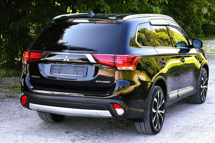 Black Mitsubishi Outlander 2015 in Kretinga, with an engine capacity of 2.20 L and mileage of 205 thousand km for 9799 €, photo 9 on AUTOMOTO.COM.LV