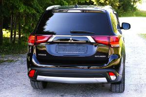 Black Mitsubishi Outlander 2015 in Kretinga, with an engine capacity of 2.20 L and mileage of 205 thousand km for 9799 €, photo 10 on AUTOMOTO.COM.LV
