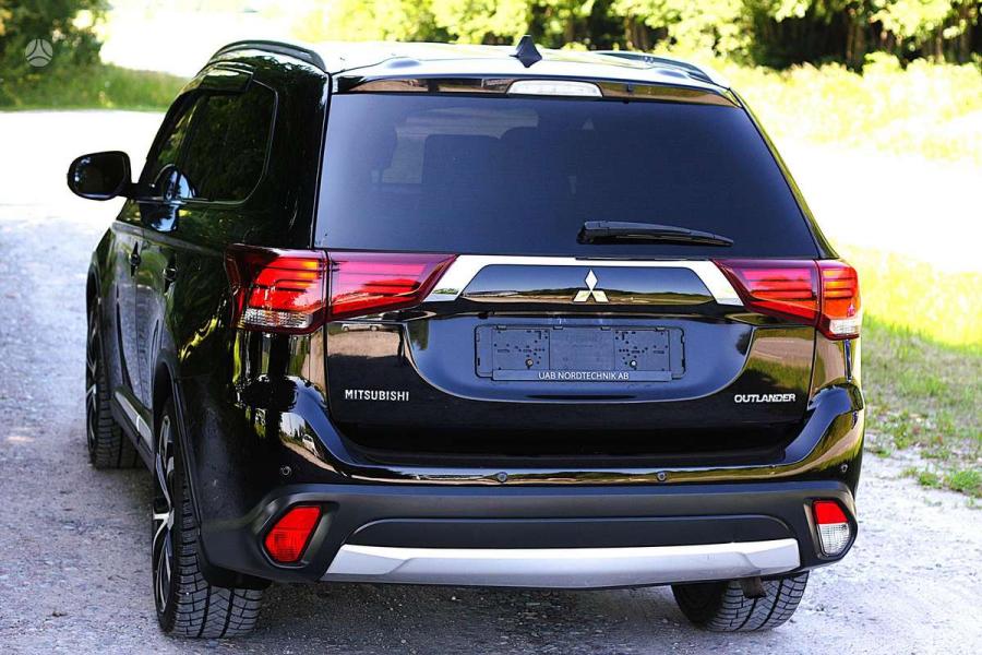 Black Mitsubishi Outlander 2015 in Kretinga, with an engine capacity of 2.20 L and mileage of 205 thousand km for 9799 €, photo 11 on AUTOMOTO.COM.LV