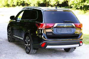 Black Mitsubishi Outlander 2015 in Kretinga, with an engine capacity of 2.20 L and mileage of 205 thousand km for 9799 €, photo 12 on AUTOMOTO.COM.LV