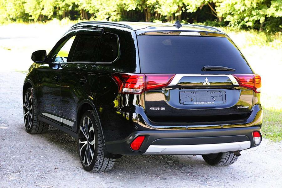 Black Mitsubishi Outlander 2015 in Kretinga, with an engine capacity of 2.20 L and mileage of 205 thousand km for 9799 €, photo 12 on AUTOMOTO.COM.LV