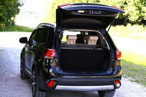 Black Mitsubishi Outlander 2015 in Kretinga, with an engine capacity of 2.20 L and mileage of 205 thousand km for 9799 €, photo 15 on AUTOMOTO.COM.LV