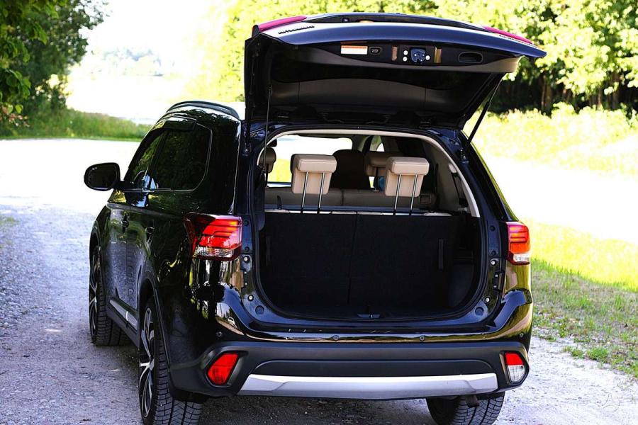 Black Mitsubishi Outlander 2015 in Kretinga, with an engine capacity of 2.20 L and mileage of 205 thousand km for 9799 €, photo 15 on AUTOMOTO.COM.LV