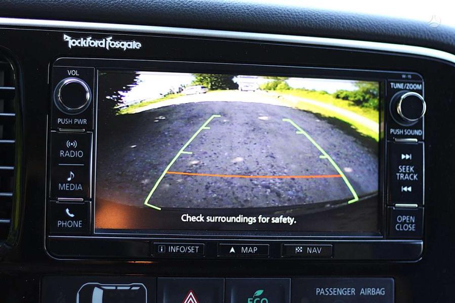 Black Mitsubishi Outlander 2015 in Kretinga, with an engine capacity of 2.20 L and mileage of 205 thousand km for 9799 €, photo 16 on AUTOMOTO.COM.LV