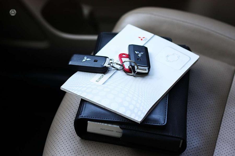 Black Mitsubishi Outlander 2015 in Kretinga, with an engine capacity of 2.20 L and mileage of 205 thousand km for 9799 €, photo 18 on AUTOMOTO.COM.LV