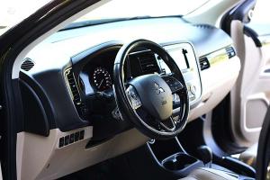 Black Mitsubishi Outlander 2015 in Kretinga, with an engine capacity of 2.20 L and mileage of 205 thousand km for 9799 €, photo 19 on AUTOMOTO.COM.LV