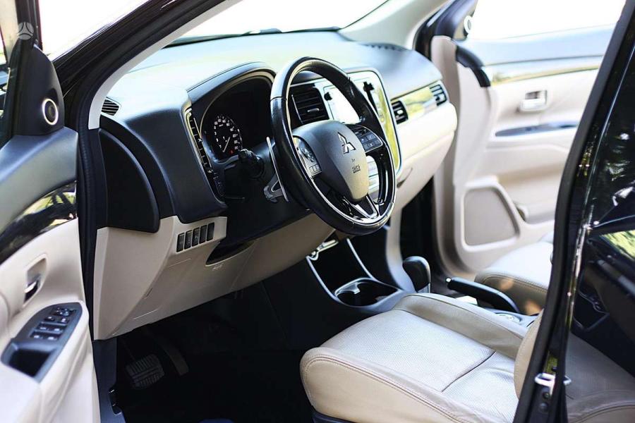 Black Mitsubishi Outlander 2015 in Kretinga, with an engine capacity of 2.20 L and mileage of 205 thousand km for 9799 €, photo 25 on AUTOMOTO.COM.LV