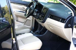 Black Mitsubishi Outlander 2015 in Kretinga, with an engine capacity of 2.20 L and mileage of 205 thousand km for 9799 €, photo 26 on AUTOMOTO.COM.LV