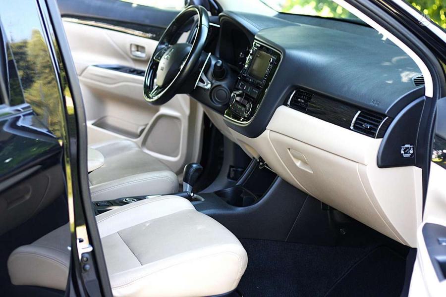 Black Mitsubishi Outlander 2015 in Kretinga, with an engine capacity of 2.20 L and mileage of 205 thousand km for 9799 €, photo 26 on AUTOMOTO.COM.LV