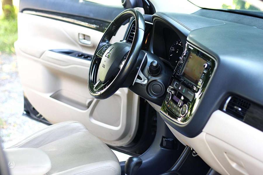 Black Mitsubishi Outlander 2015 in Kretinga, with an engine capacity of 2.20 L and mileage of 205 thousand km for 9799 €, photo 27 on AUTOMOTO.COM.LV