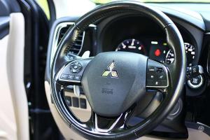 Black Mitsubishi Outlander 2015 in Kretinga, with an engine capacity of 2.20 L and mileage of 205 thousand km for 9799 €, photo 31 on AUTOMOTO.COM.LV