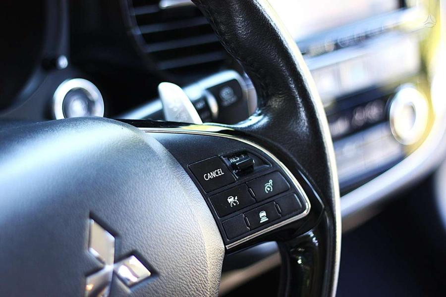 Black Mitsubishi Outlander 2015 in Kretinga, with an engine capacity of 2.20 L and mileage of 205 thousand km for 9799 €, photo 35 on AUTOMOTO.COM.LV