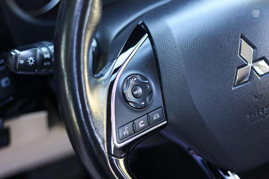 Black Mitsubishi Outlander 2015 in Kretinga, with an engine capacity of 2.20 L and mileage of 205 thousand km for 9799 €, photo 36 on AUTOMOTO.COM.LV