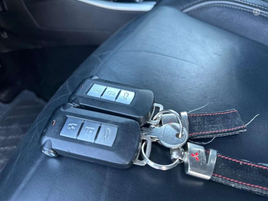 Melns Mitsubishi Outlander 2015 Rokiškis, ar dzinēja tilpumu 2.00 L un nobraukumu 280 tūkst. km par 7650 €, foto 12 vietnē AUTOMOTO.COM.LV