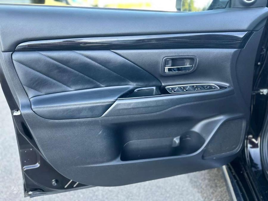 Melns Mitsubishi Outlander 2015 Rokiškis, ar dzinēja tilpumu 2.00 L un nobraukumu 280 tūkst. km par 7650 €, foto 13 vietnē AUTOMOTO.COM.LV