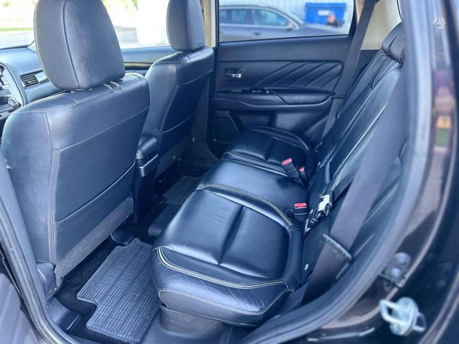 Melns Mitsubishi Outlander 2015 Rokiškis, ar dzinēja tilpumu 2.00 L un nobraukumu 280 tūkst. km par 7650 €, foto 24 vietnē AUTOMOTO.COM.LV