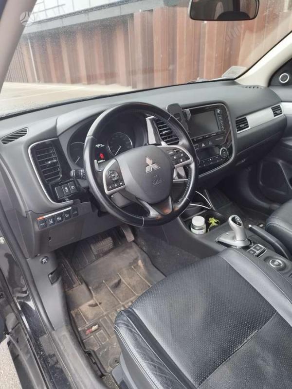 Black Mitsubishi Outlander 2015 in Kaunas, with an engine capacity of 2.00 L and mileage of 284 thousand km for 3500 €, photo 5 on AUTOMOTO.COM.LV