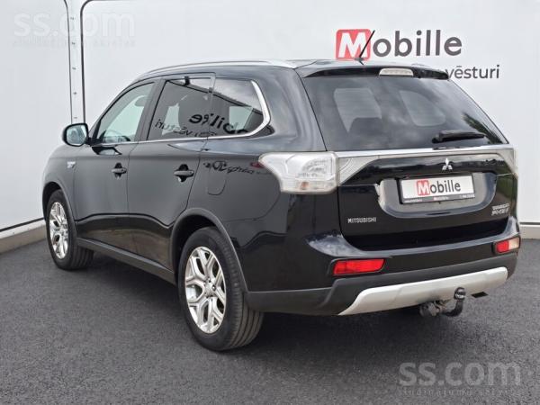 Melns Mitsubishi Outlander 2015 Rīga, ar dzinēja tilpumu 2.00 L un nobraukumu 277 tūkst. km par 8750 €, foto 4 vietnē AUTOMOTO.COM.LV