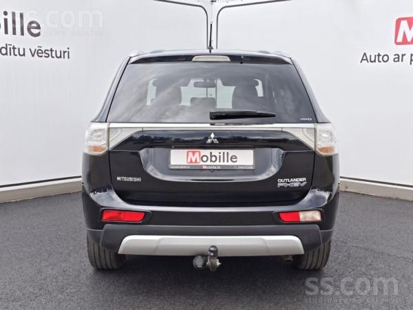 Melns Mitsubishi Outlander 2015 Rīga, ar dzinēja tilpumu 2.00 L un nobraukumu 277 tūkst. km par 8750 €, foto 5 vietnē AUTOMOTO.COM.LV