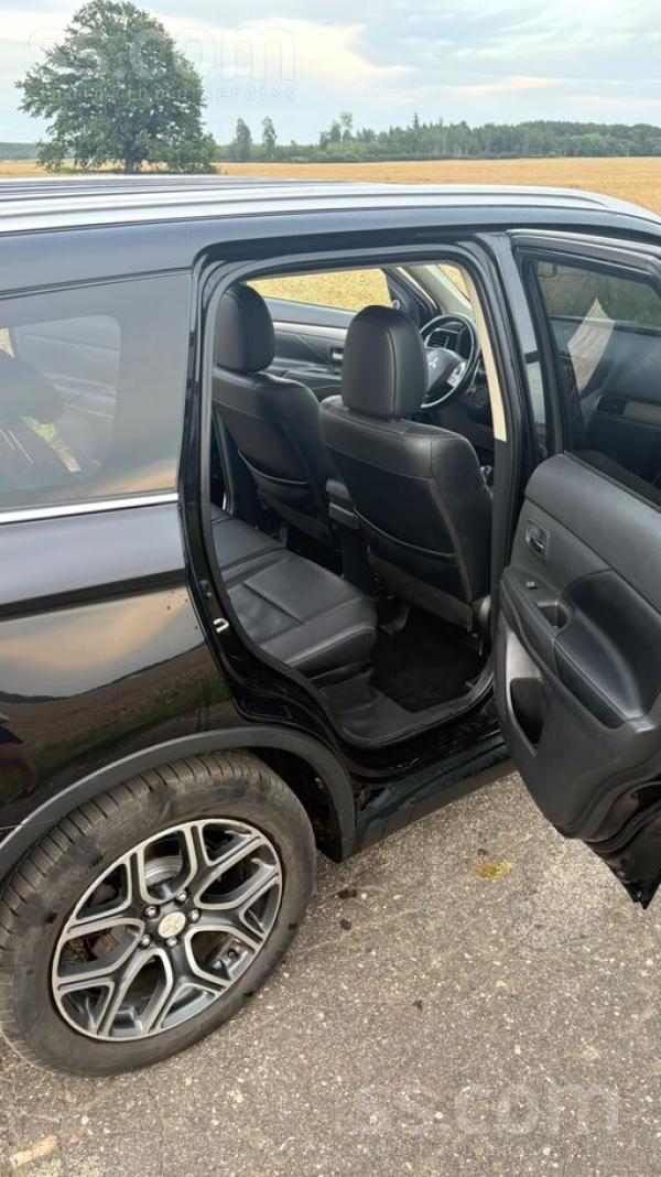Black Mitsubishi Outlander 2015 in Cesis, with an engine capacity of 2.20 L and mileage of 288 thousand km for 8500 €, photo 4 on AUTOMOTO.COM.LV