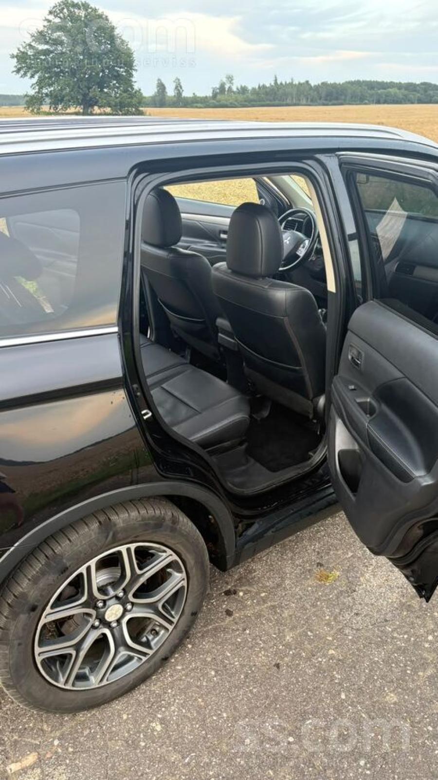 Melns Mitsubishi Outlander 2015 Cēsis, ar dzinēja tilpumu 2.20 L un nobraukumu 288 tūkst. km par 8500 €, foto 5 vietnē AUTOMOTO.COM.LV