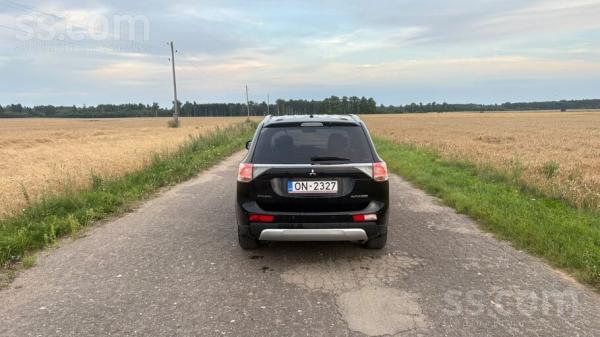 Black Mitsubishi Outlander 2015 in Cesis, with an engine capacity of 2.20 L and mileage of 288 thousand km for 8500 €, photo 6 on AUTOMOTO.COM.LV