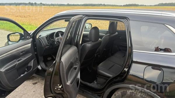 Black Mitsubishi Outlander 2015 in Cesis, with an engine capacity of 2.20 L and mileage of 288 thousand km for 8500 €, photo 8 on AUTOMOTO.COM.LV