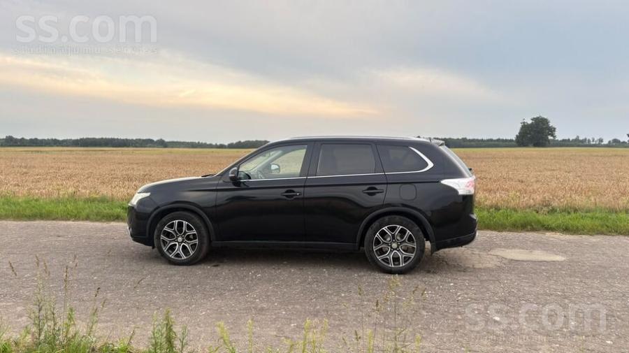 Melns Mitsubishi Outlander 2015 Cēsis, ar dzinēja tilpumu 2.20 L un nobraukumu 288 tūkst. km par 8500 €, foto 10 vietnē AUTOMOTO.COM.LV