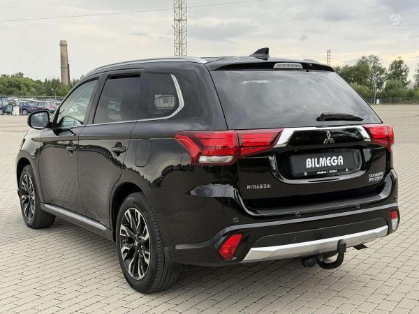 Mitsubishi Outlander 2015 in Marijampole on AUTOMOTO.COM.LV Black Mitsubishi Outlander 2015 in Marijampole, with an engine capacity of 2.00 L and mileage of 233 thousand km for 9800 ā¬, photo 4 on AUTOMOTO.COM.LV