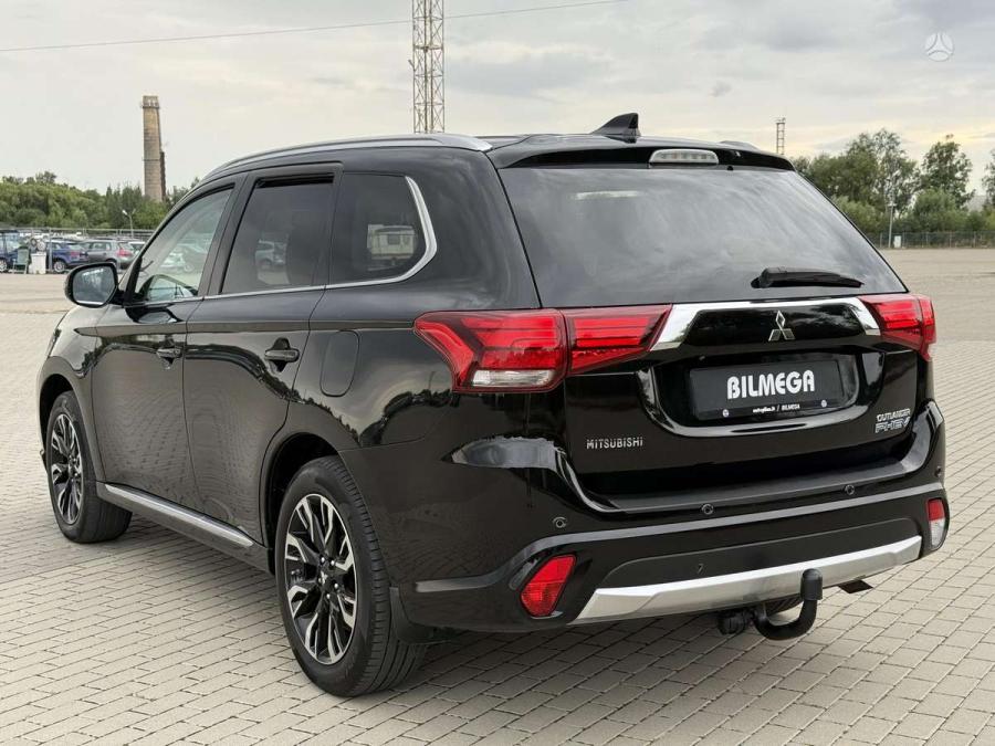 Black Mitsubishi Outlander 2015 in Marijampole, with an engine capacity of 2.00 L and mileage of 233 thousand km for 9800 €, photo 4 on AUTOMOTO.COM.LV