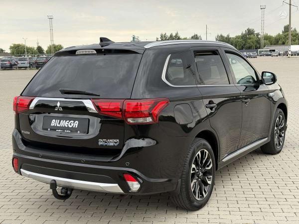 Mitsubishi Outlander 2015 in Marijampole on AUTOMOTO.COM.LV Black Mitsubishi Outlander 2015 in Marijampole, with an engine capacity of 2.00 L and mileage of 233 thousand km for 9800 ā¬, photo 5 on AUTOMOTO.COM.LV