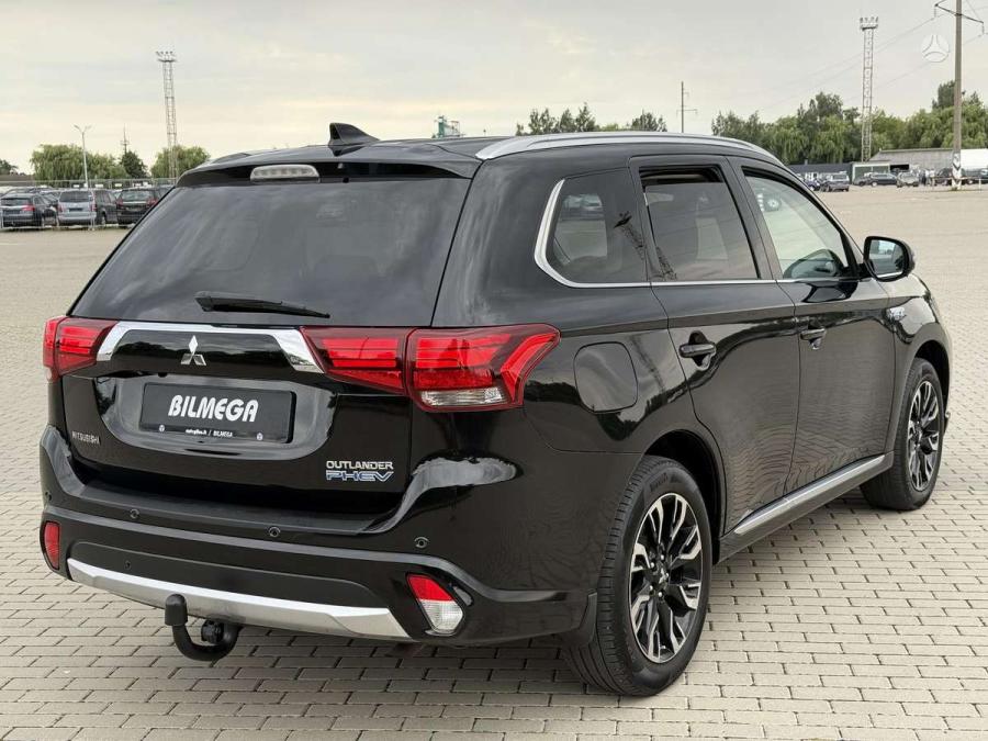 Black Mitsubishi Outlander 2015 in Marijampole, with an engine capacity of 2.00 L and mileage of 233 thousand km for 9800 €, photo 5 on AUTOMOTO.COM.LV