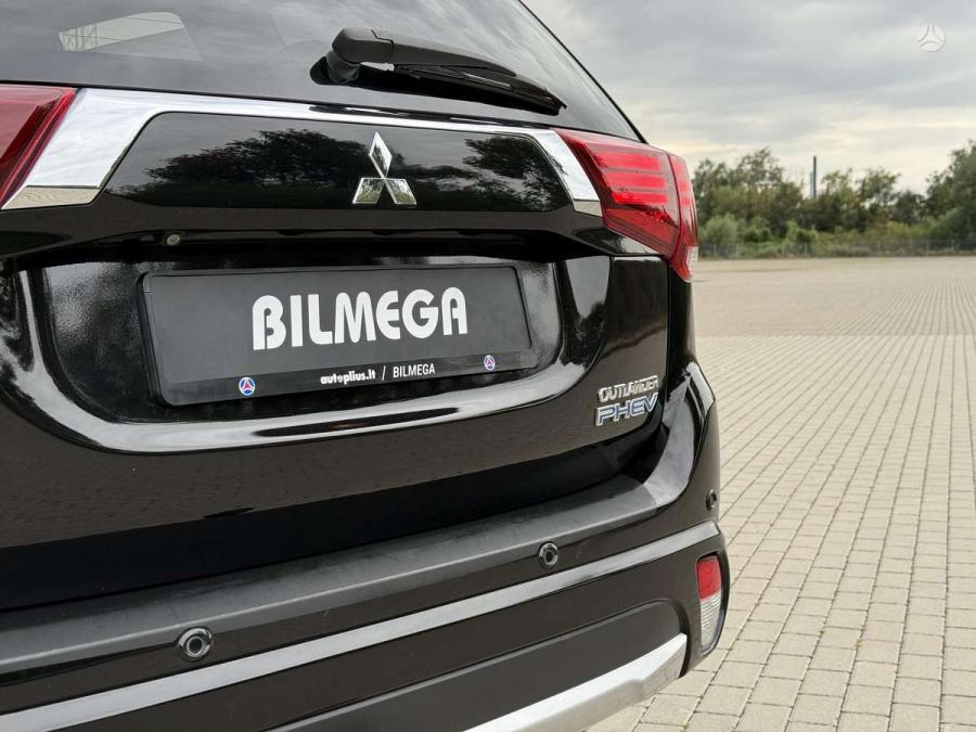 Black Mitsubishi Outlander 2015 in Marijampole, with an engine capacity of 2.00 L and mileage of 233 thousand km for 9800 €, photo 8 on AUTOMOTO.COM.LV
