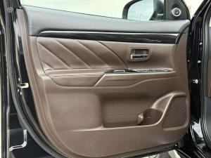 Black Mitsubishi Outlander 2015 in Marijampole, with an engine capacity of 2.00 L and mileage of 233 thousand km for 9800 €, photo 12 on AUTOMOTO.COM.LV