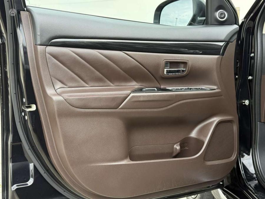 Black Mitsubishi Outlander 2015 in Marijampole, with an engine capacity of 2.00 L and mileage of 233 thousand km for 9800 €, photo 12 on AUTOMOTO.COM.LV