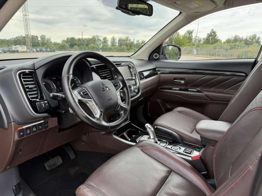Black Mitsubishi Outlander 2015 in Marijampole, with an engine capacity of 2.00 L and mileage of 233 thousand km for 9800 €, photo 13 on AUTOMOTO.COM.LV