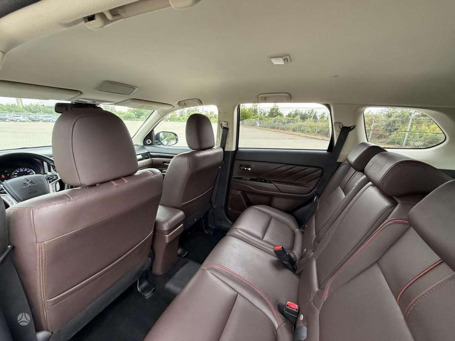 Black Mitsubishi Outlander 2015 in Marijampole, with an engine capacity of 2.00 L and mileage of 233 thousand km for 9800 €, photo 15 on AUTOMOTO.COM.LV