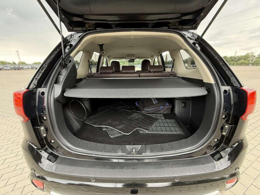 Black Mitsubishi Outlander 2015 in Marijampole, with an engine capacity of 2.00 L and mileage of 233 thousand km for 9800 €, photo 18 on AUTOMOTO.COM.LV