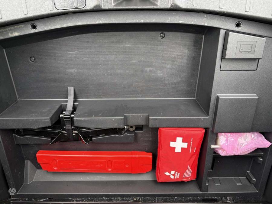 Black Mitsubishi Outlander 2015 in Marijampole, with an engine capacity of 2.00 L and mileage of 233 thousand km for 9800 €, photo 20 on AUTOMOTO.COM.LV