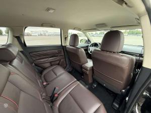 Black Mitsubishi Outlander 2015 in Marijampole, with an engine capacity of 2.00 L and mileage of 233 thousand km for 9800 €, photo 22 on AUTOMOTO.COM.LV